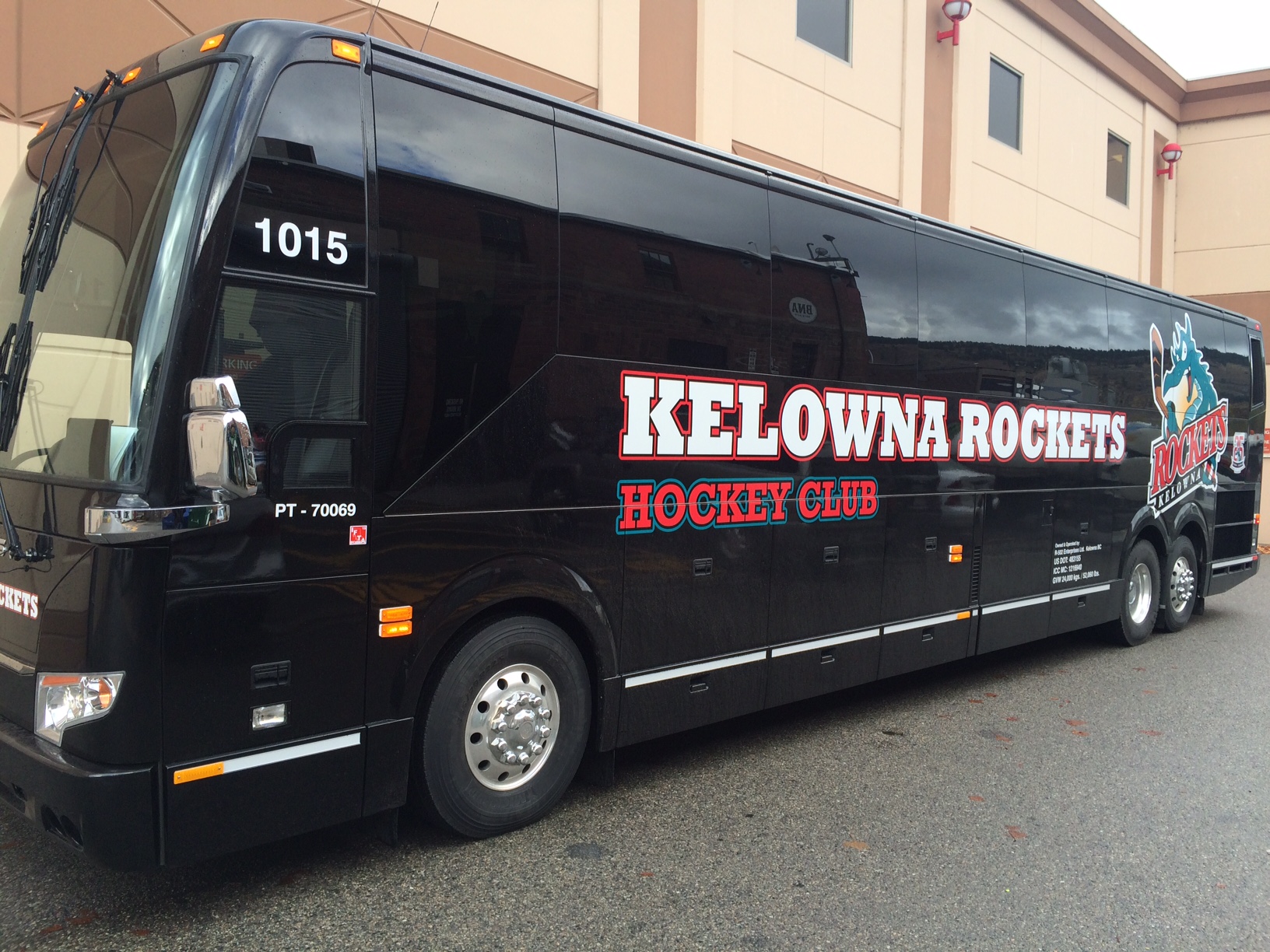 Rockets Head out on New Bus - Kelowna Rockets
