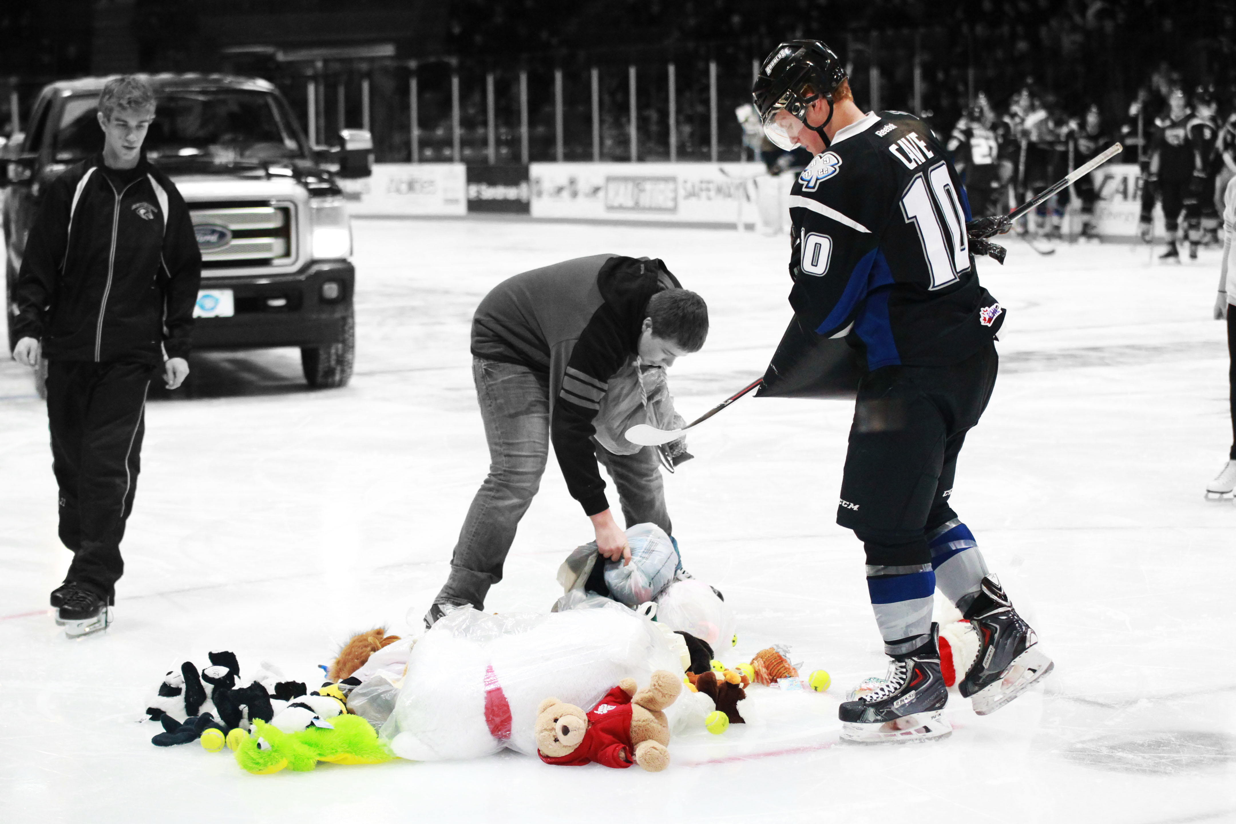 Broncos Collect Over 700 Teddy Bears - Swift Current Broncos