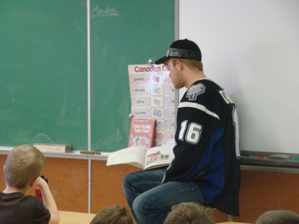 Bronco Players Read to St. Pat's Students - Swift Current Broncos
