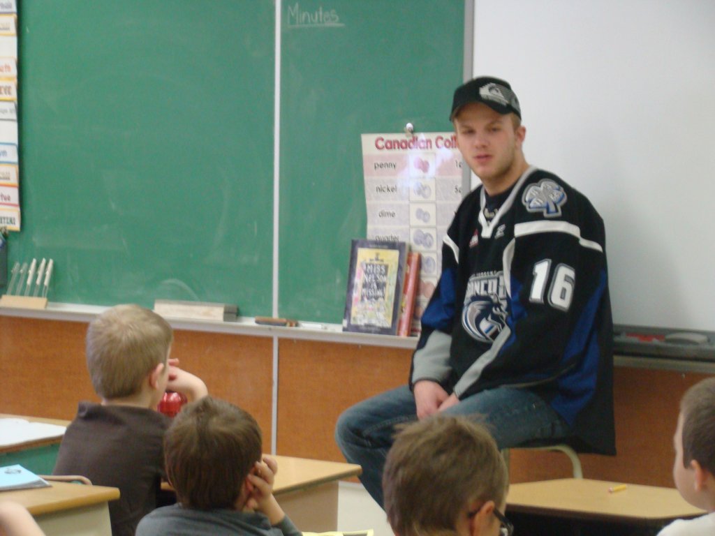 Bronco Players Read to St. Pat's Students - Swift Current Broncos