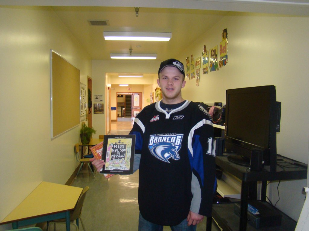 Bronco Players Read to St. Pat's Students - Swift Current Broncos