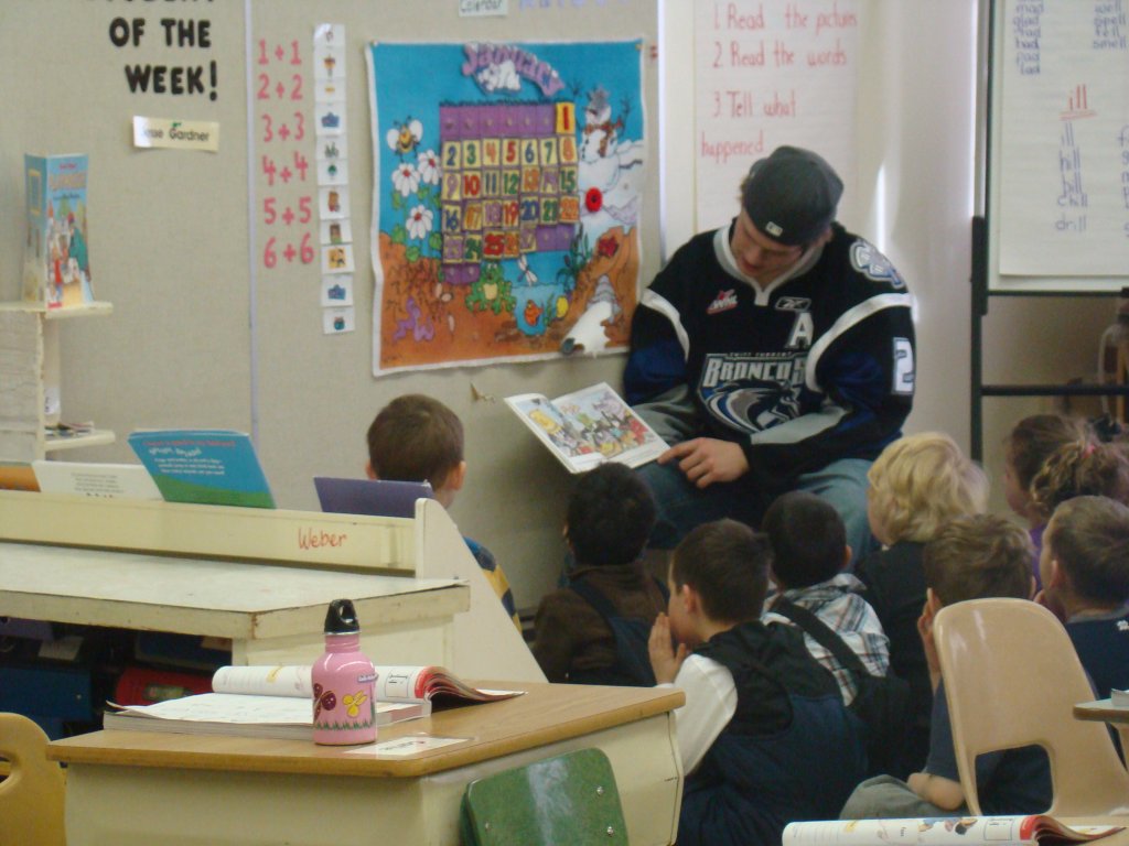 Bronco Players Read to St. Pat's Students - Swift Current Broncos
