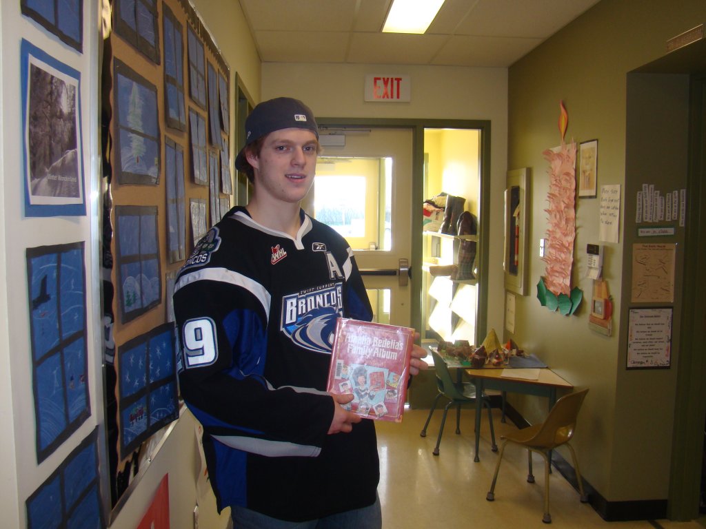 Bronco Players Read to St. Pat's Students - Swift Current Broncos