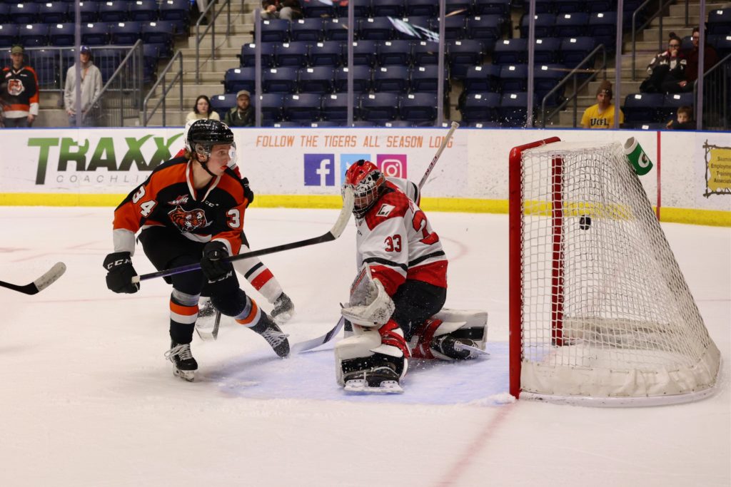 TIGERS POUNCE ON COUGARS IN 5-2 WIN – Medicine Hat Tigers